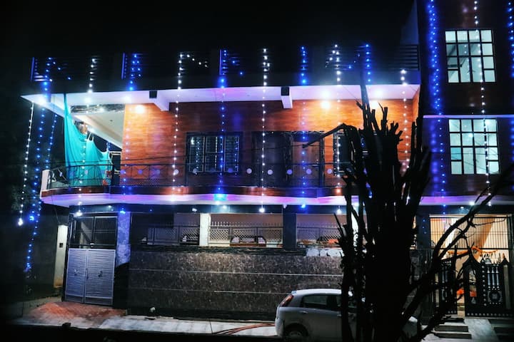Proxima Home Stay - Agra