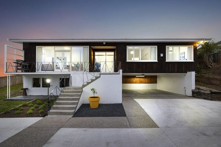 Stylish, Warm Home With Views - Dunedin