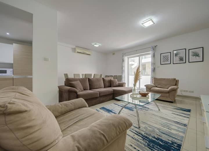 Central, Spacious Apartment With Sea Views - Malte