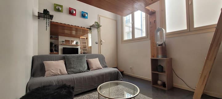 Jolie Studette à Montmartre - Paris 8e Arrondissement