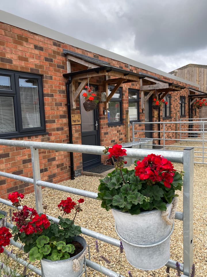 Cotswold Farm Piggie Pad, Weston Subedge, Glos - Worcestershire