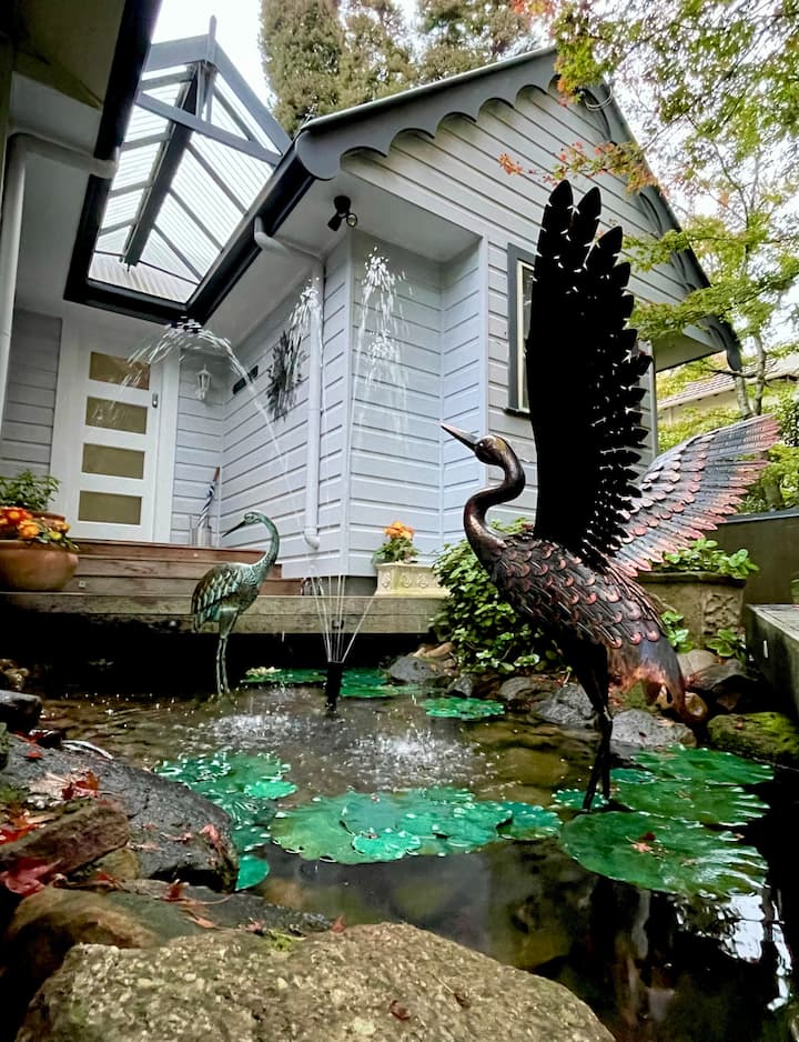 Perfect Position! Halfway Point Grand Cliff Walk! - Leura