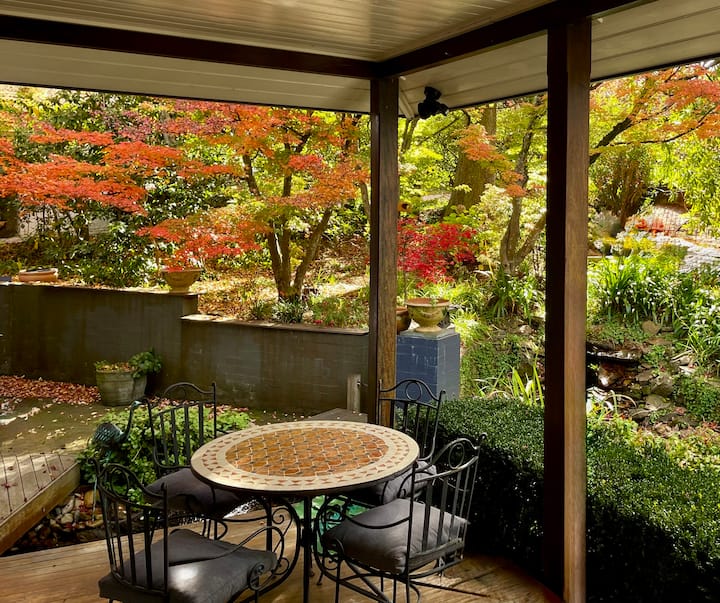Unwind In Autumn Beauty At The Lily Pad - Blue Mountains