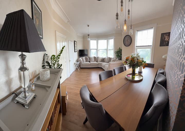 3 Bedroom Flat In Southgate, London - Waltham, MA