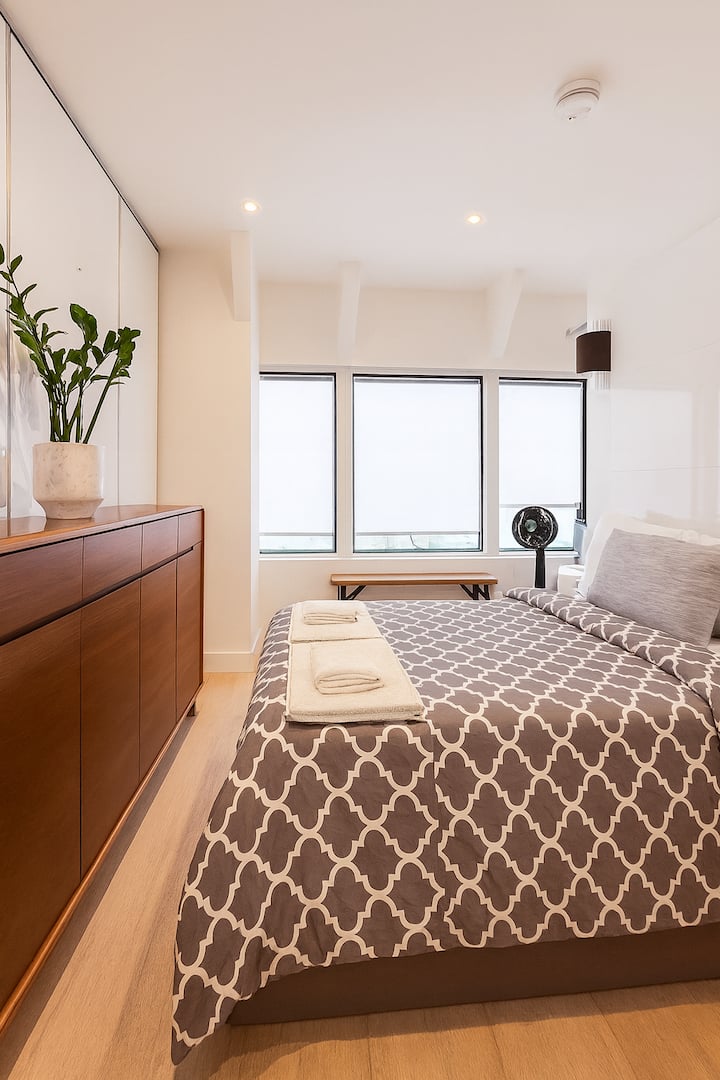 The  “N1” Retreat Near The Park And Canal - London