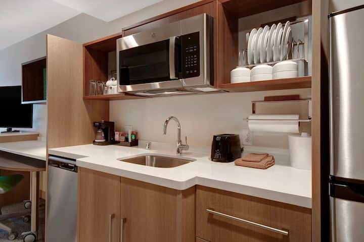 Relaxing Getaway Awaits! Breakfast And Parking! - Santa Ana, CA