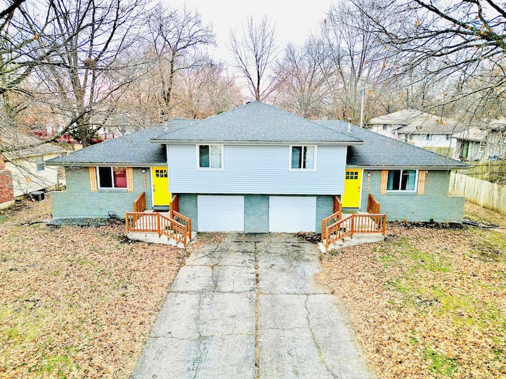 Clean & Cheerful Duplex! - Olathe, KS