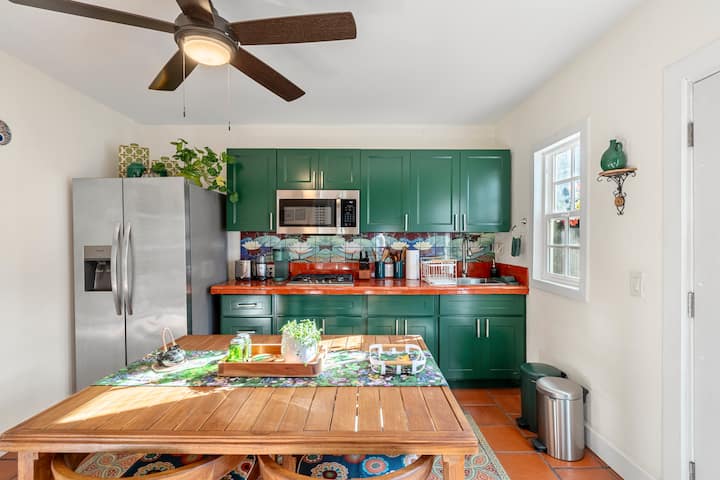 Entire Hollywood Suite
1 Bed+1 Bath+free Parking - Hollywood, CA