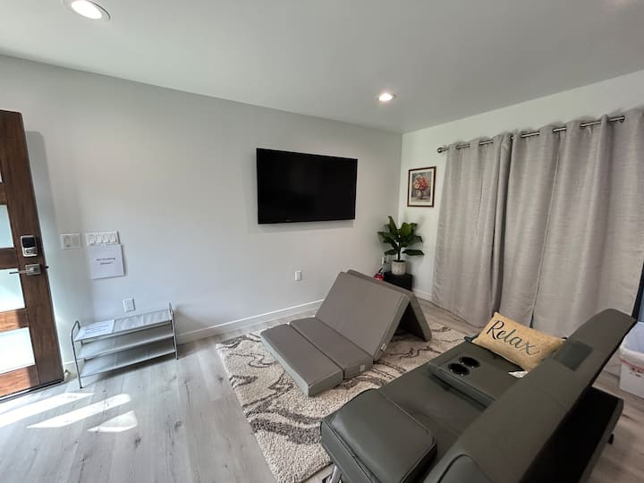 Guest House In Valley Village. - Los Angeles, CA