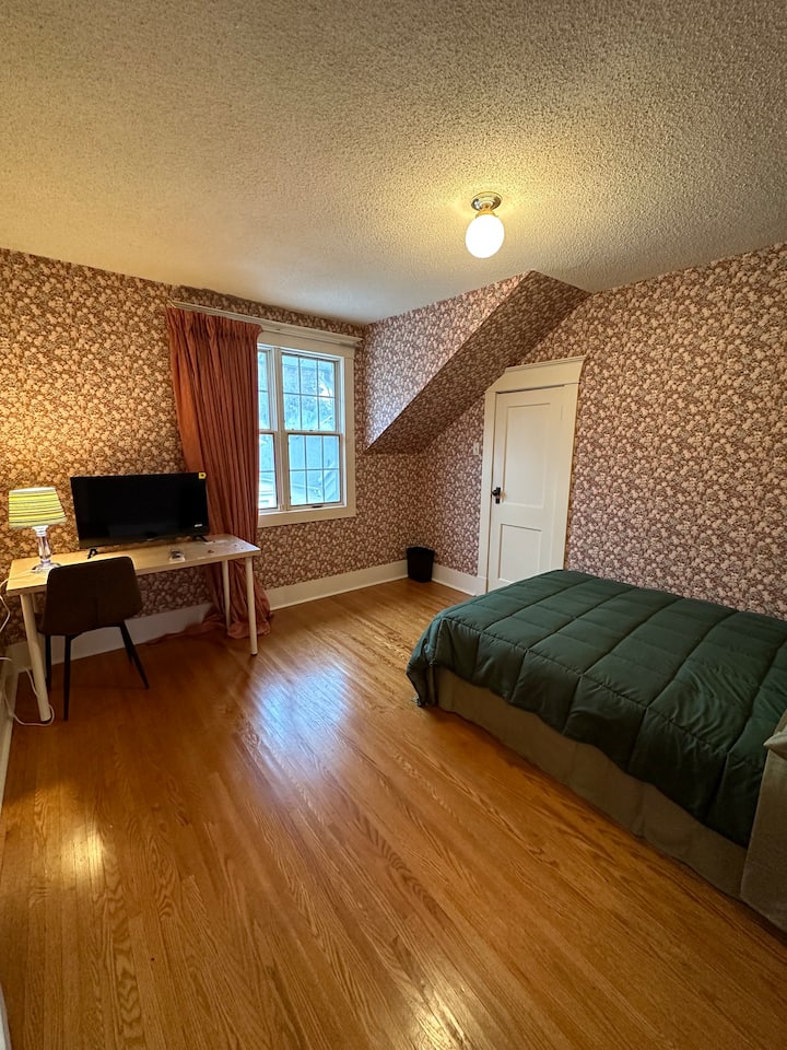 R3 Close To Center Of Newmarket + Free Parking - Newmarket