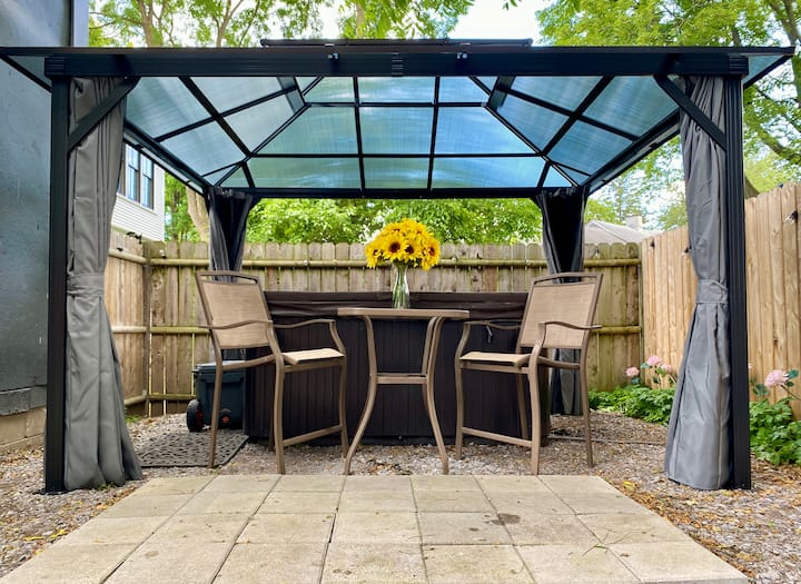 Hot Tub! Large 5 Bdrm 1/2 Mile To Track & Downtown - Saratoga Springs, NY