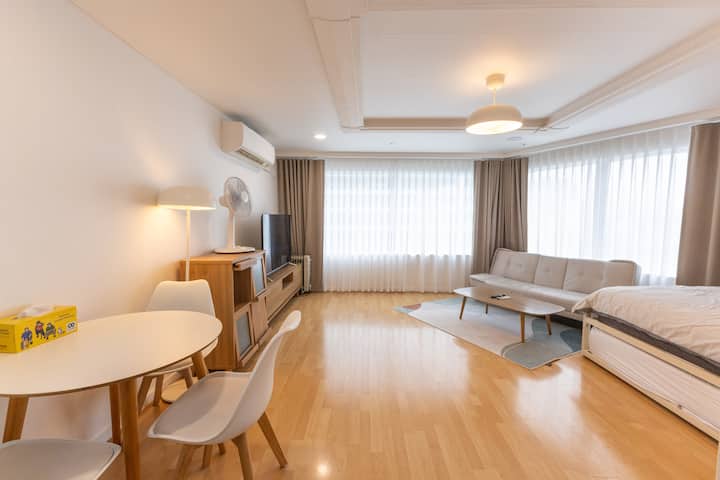 Cozy Room_e8_홍대입구역 근처, 암막커튼, 초고속 Wifi - Seoul