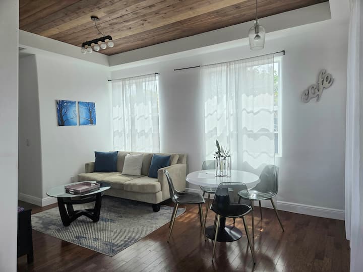 Charming Trembiki Guesthouse 1/bed 1/bath - Aventura, FL