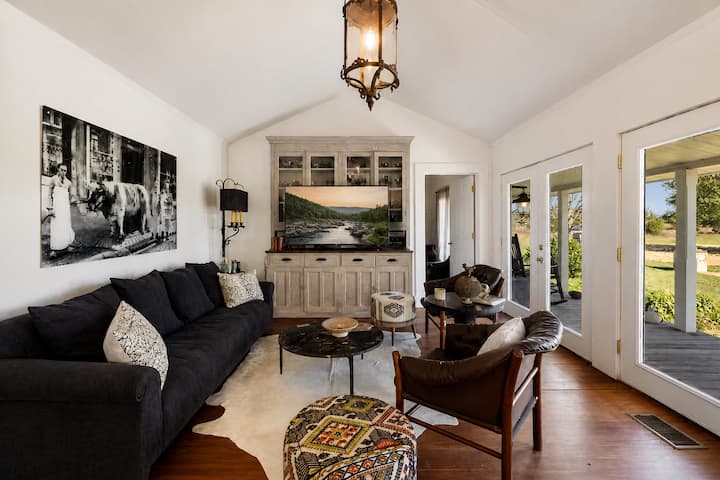 Designory Round Top Home, Scenic Views & Pond! - Round Top, TX