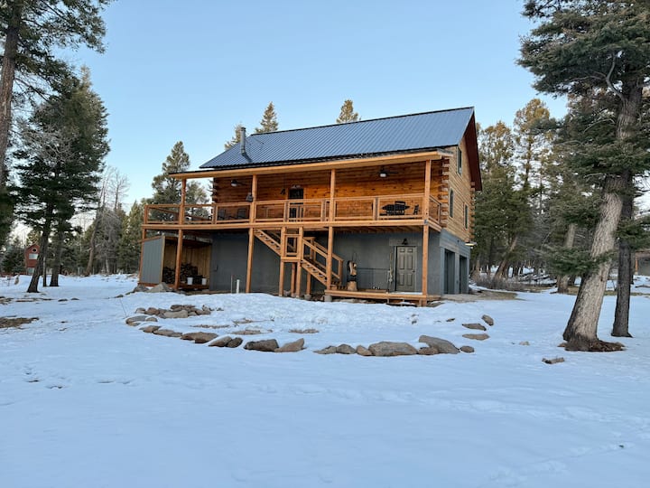 Bear Necessities Lodge: Lg Deck | Fire Pit | Grill - Angel Fire, NM