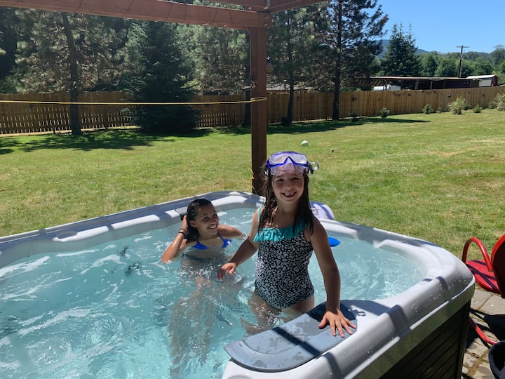 Bear’s Den Hideaway With Hot Tub - Washington