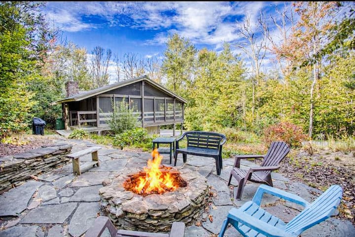 Chalet Near Downtown | Firepit + Porch | Pets - Conway, NH