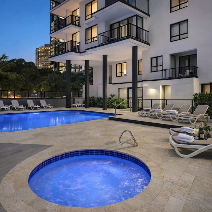 King Bed, Free Parking! Pool, Sauna, Gym, Tennis! - Gold Coast