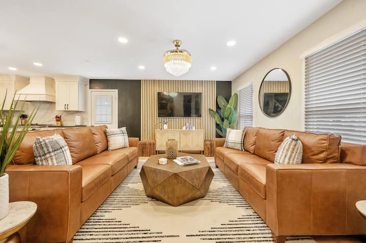 Onyx Haus: Large Group Luxe Stay W/ 3 King Beds! - Raleigh, NC