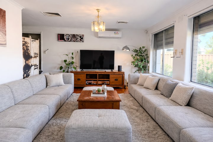 Biggs D124 Big Stay At Biggs 4 Bedrooms Sleeps 16 - Caroline Springs