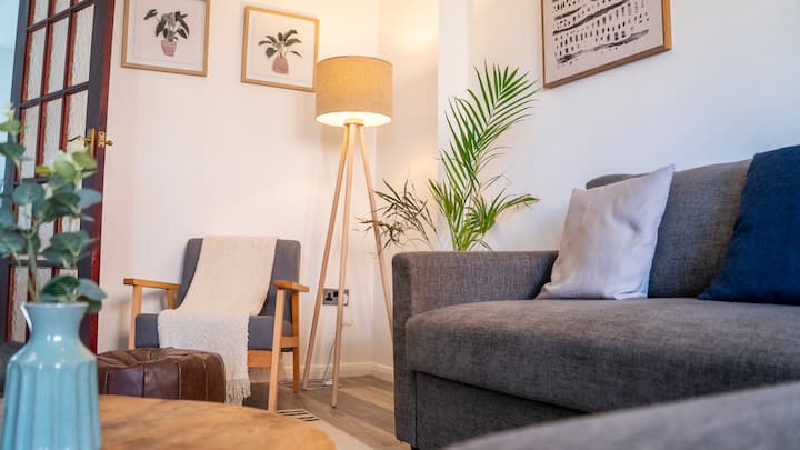 Contractor 3 Bed House | Central With Parking. - Cardiff