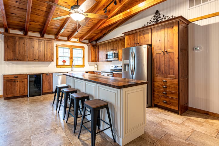 Custom, Clean And Cozy Rural Retreat - 布萊恩