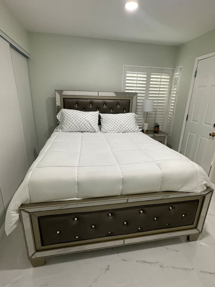 Private Apt | Free Parking | Private Entrance - Compton, CA