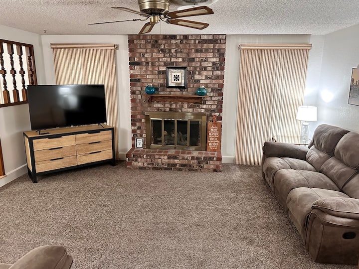 Charming Pet-free 3br Home • Central & Quiet - レディング, CA