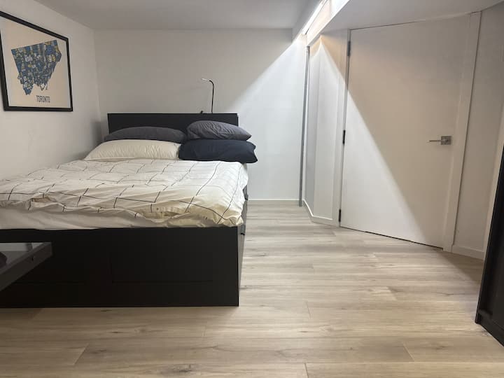 Beach Studio Right On The Park. - Toronto