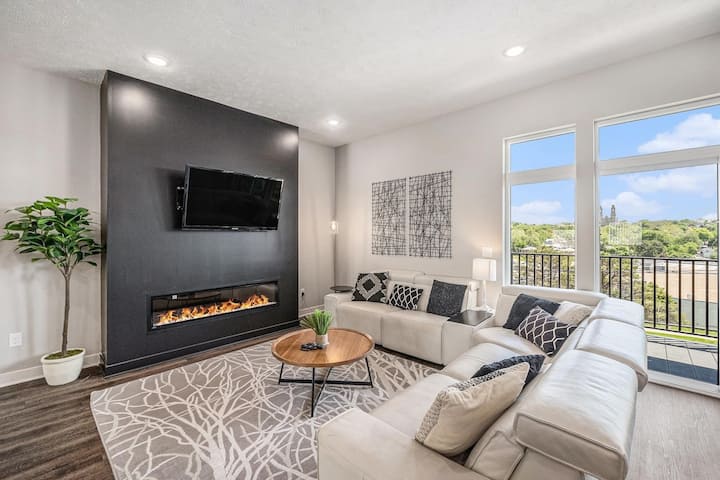 Modern 3-story Townhome | Walk To Unmc & Dundee - Omaha, NE