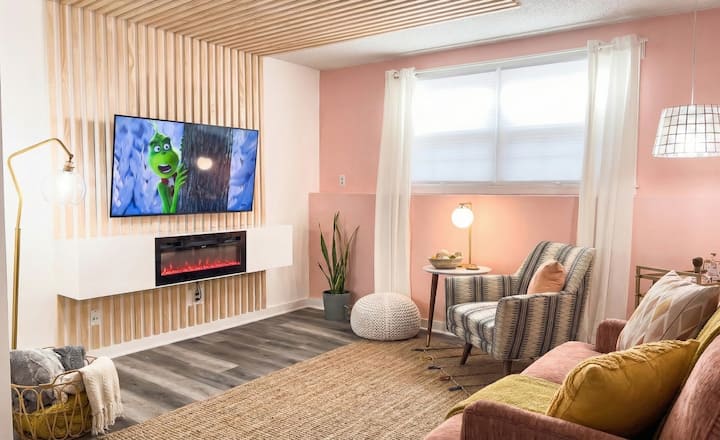 Walk To Mass St | Stylish 2br Near Ku - Kansas University, Lawrence