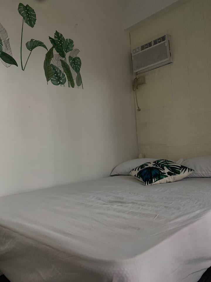 Beachfront Room 7: 2pax With Ac - Tingloy