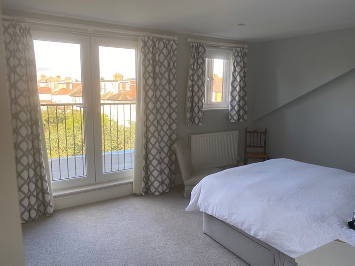 Spare Room & Private Bathroom. - Kingston upon Thames