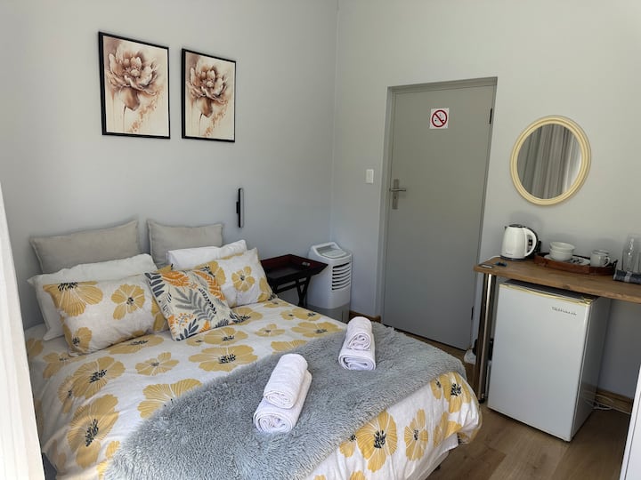 Solar. Walk To Cliff Paths. 1km To Harbour.#3 - Hermanus