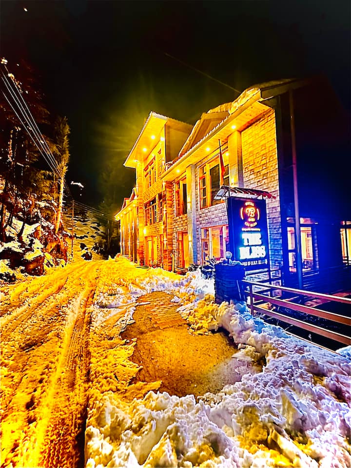 3 Bedroom Bliss Apartment+balcony+dining+lobby - Manali