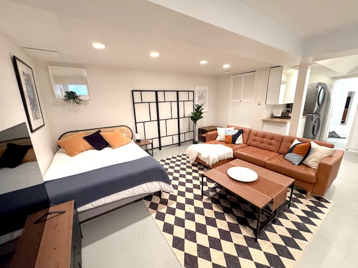 Bright & Modern Suite In Bloor West Village - 256