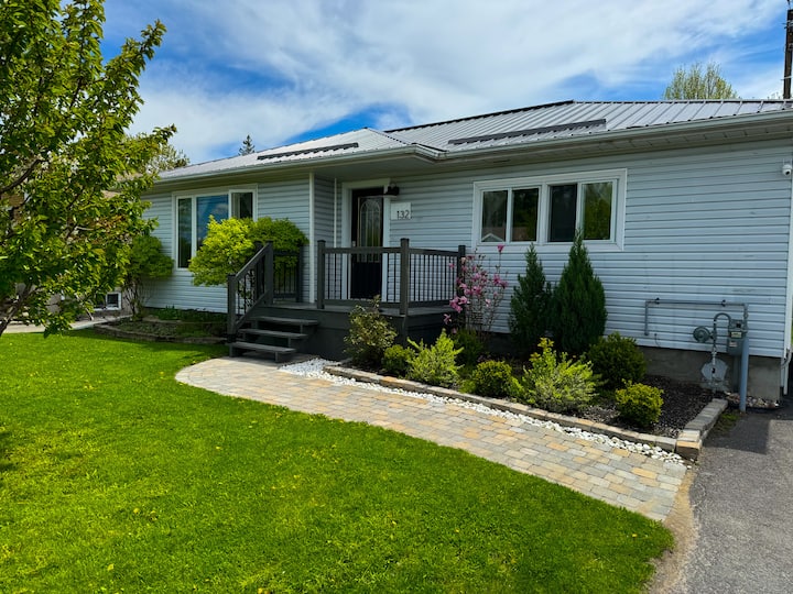 The Big R&r | Smart Tvs | 11guests | A/c | Laundry - Cornwall, ON, Canada