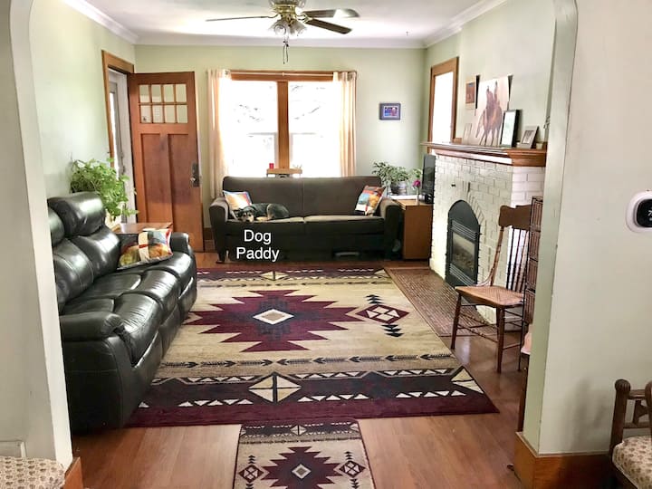 Cozy Dundee Brick House - Omaha, NE