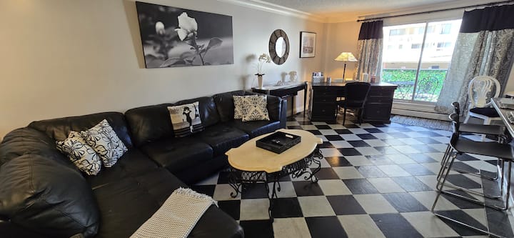 Midnight In Paris • Jacuzzi, Gym & Ug Parking - Edmonton, Canada