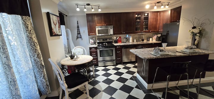 Midnight In Paris • Jacuzzi, Gym & Ug Parking - Edmonton, Canada