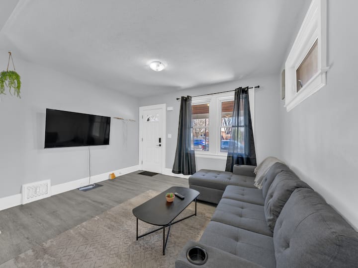 Relaxing 4-bedroom Windsor Home | Bbq |Fenced Yard - Windsor
