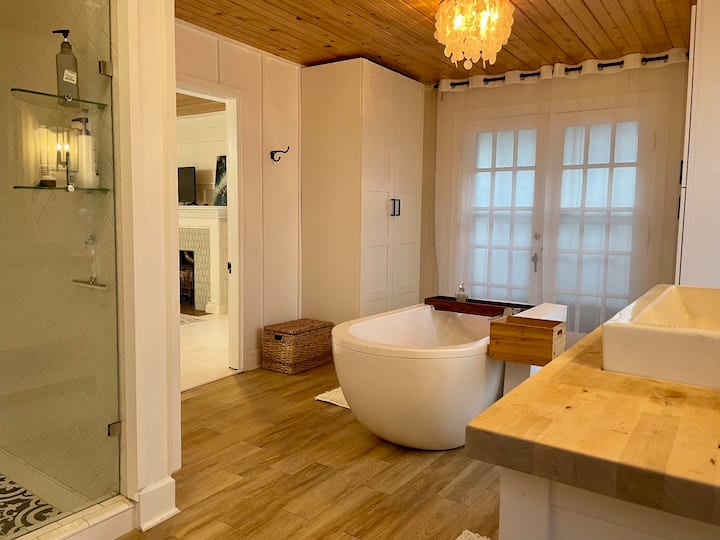 Spacious Willamette Wine Country Manor + Hot Tub - Salem, OR