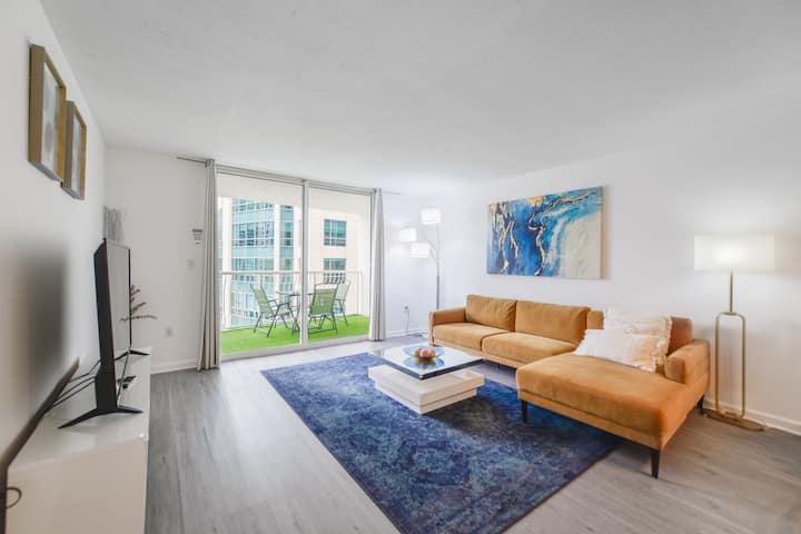 Beautiful Condo In Brickell + Balcony/free Parking - Miami, FL