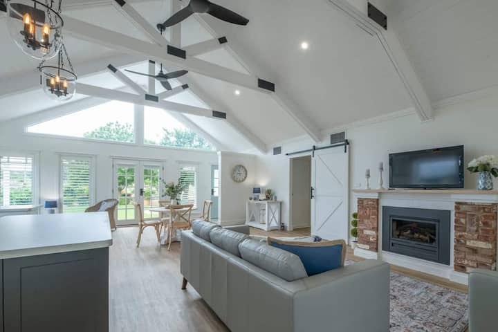 Hamptons Cottage. Views & Fireplace. Dubbo. - Dubbo