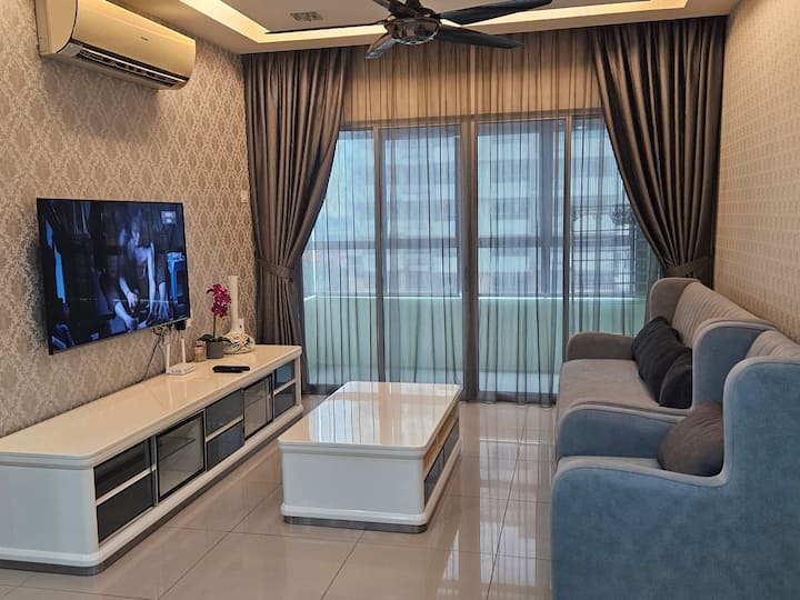 Luna Suites @M.anggerik | 2-10pax | Astro &Netflix - Shah Alam