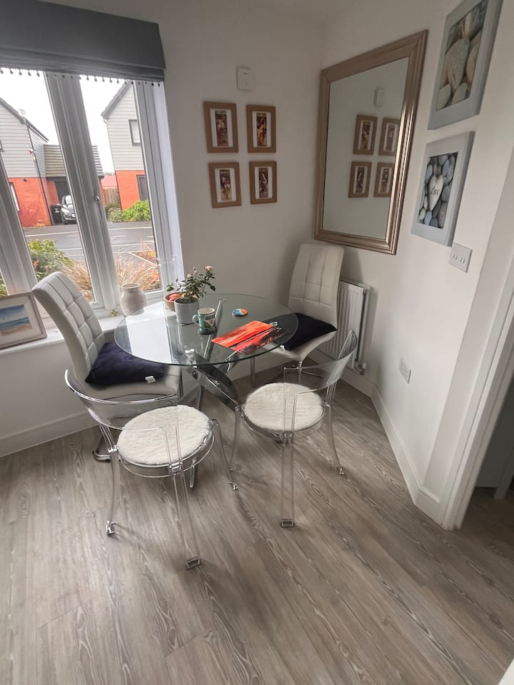 Modern Home By The Sea - Bedroom 1 - Budleigh Salterton