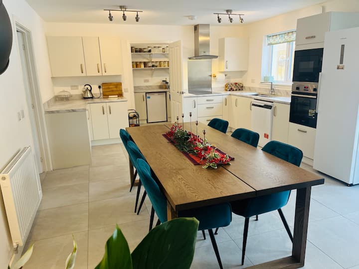 Modern & Spacious Edinburgh Home With Large Garden - Edinburgh