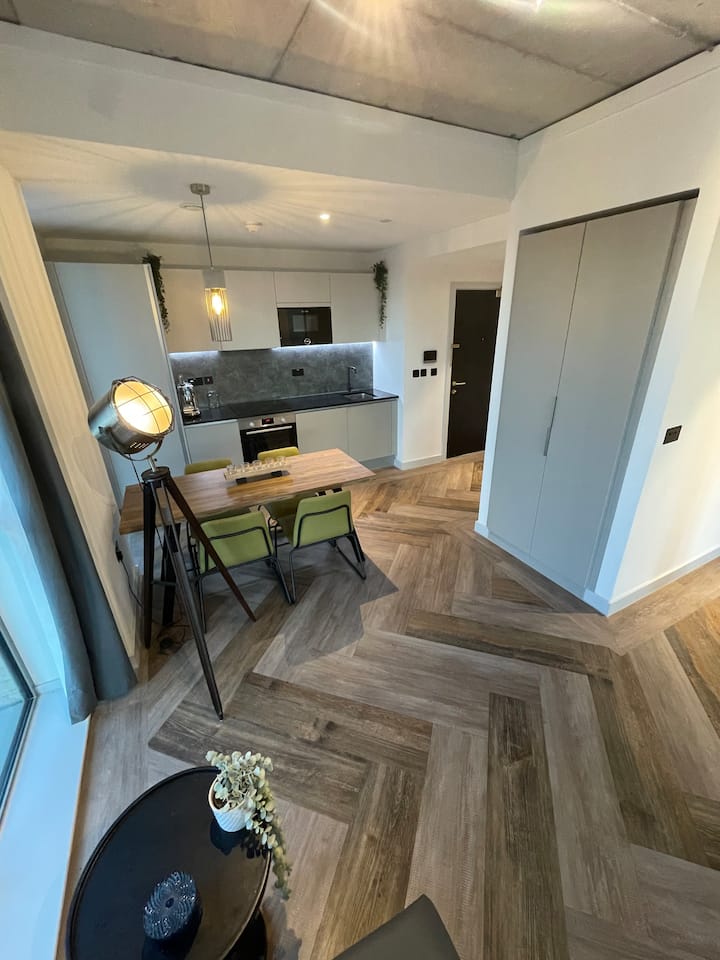 Luxury City 2 Bed Flat Furnished - Long Let Option - Manchester