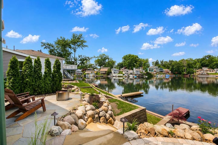 Lake Front - Kayaks - Huge Game Room - Sleeps 8 - Portage Lakes, OH