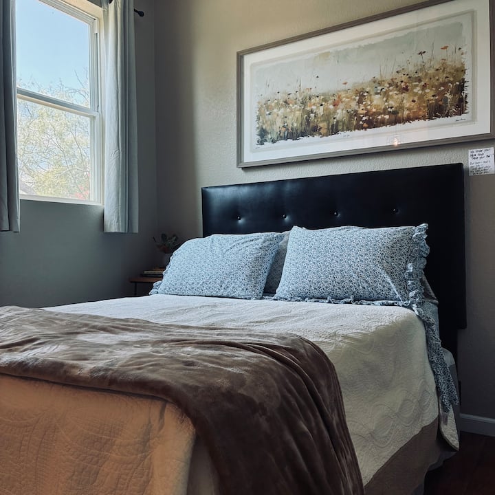 Farm Stay Farmhouse 
Enjoy Outdoors, Farm Animals - Glen Rose, TX